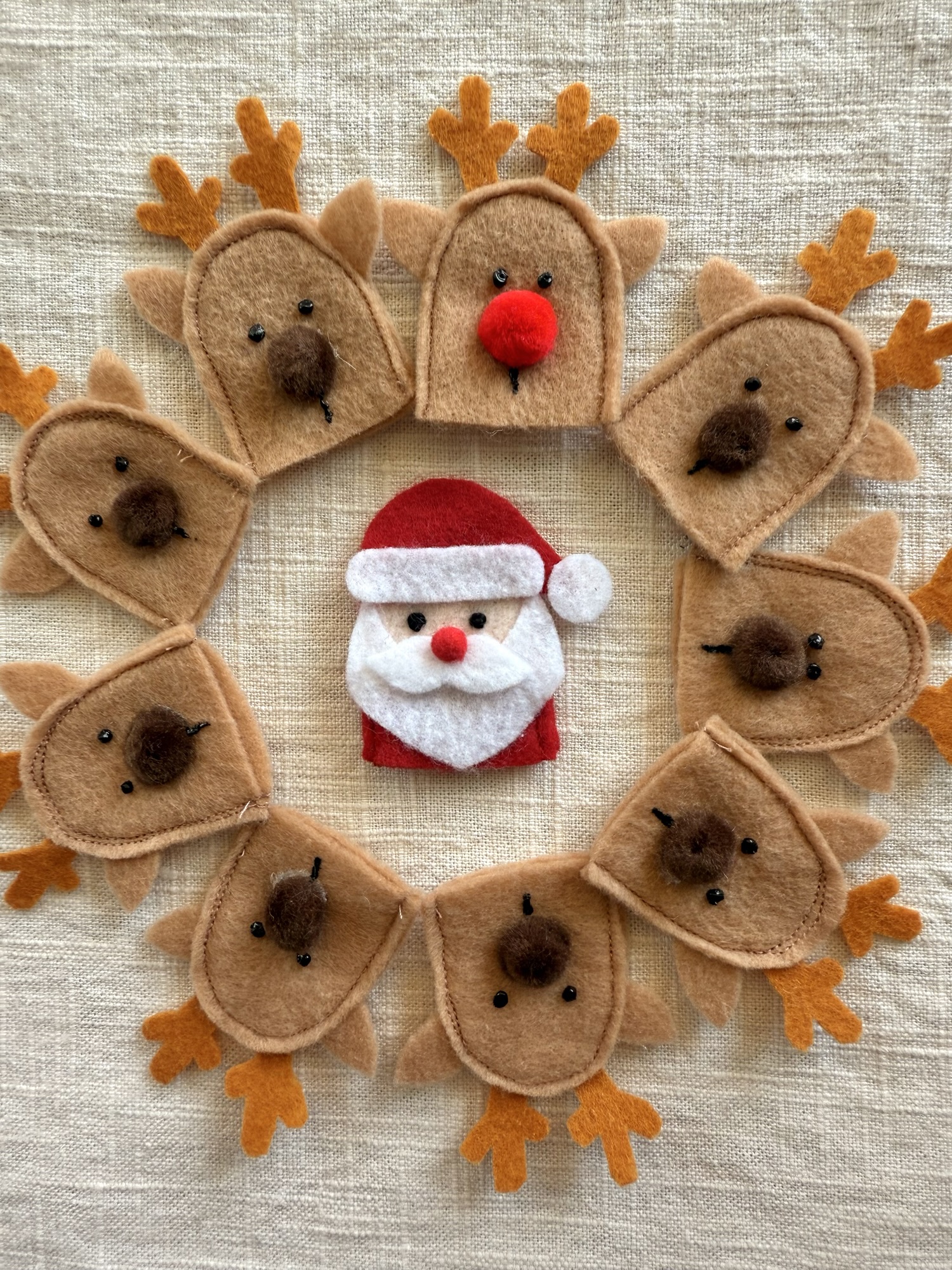 Christmas Felt Finger Puppets - Santa and Reindeer - inlovewithlearning.com